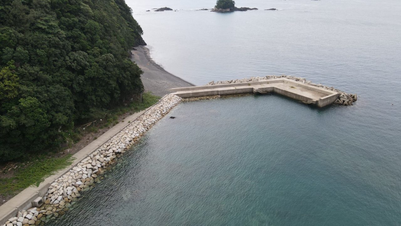 【三重県紀北町】『黒浜海岸海水浴場バースハウス』の海釣りガイド（釣れる魚・駐車場・トイレ）｜東海釣りwalker
